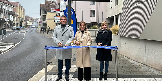 Digitalisierung im Busverkehr: DFI-Anzeiger am Museumsplatz in Alzey in ...